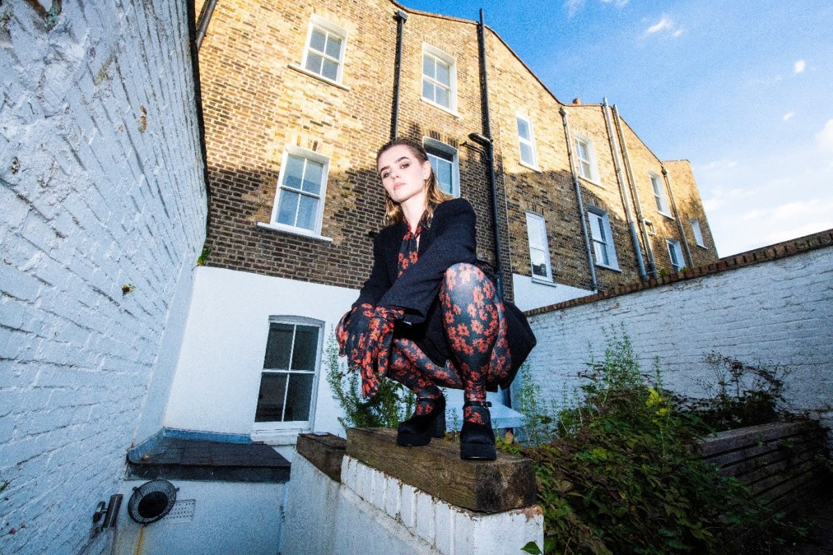 REVIEW: Rosie Carney – i wanna feel happy – Picky Bastards